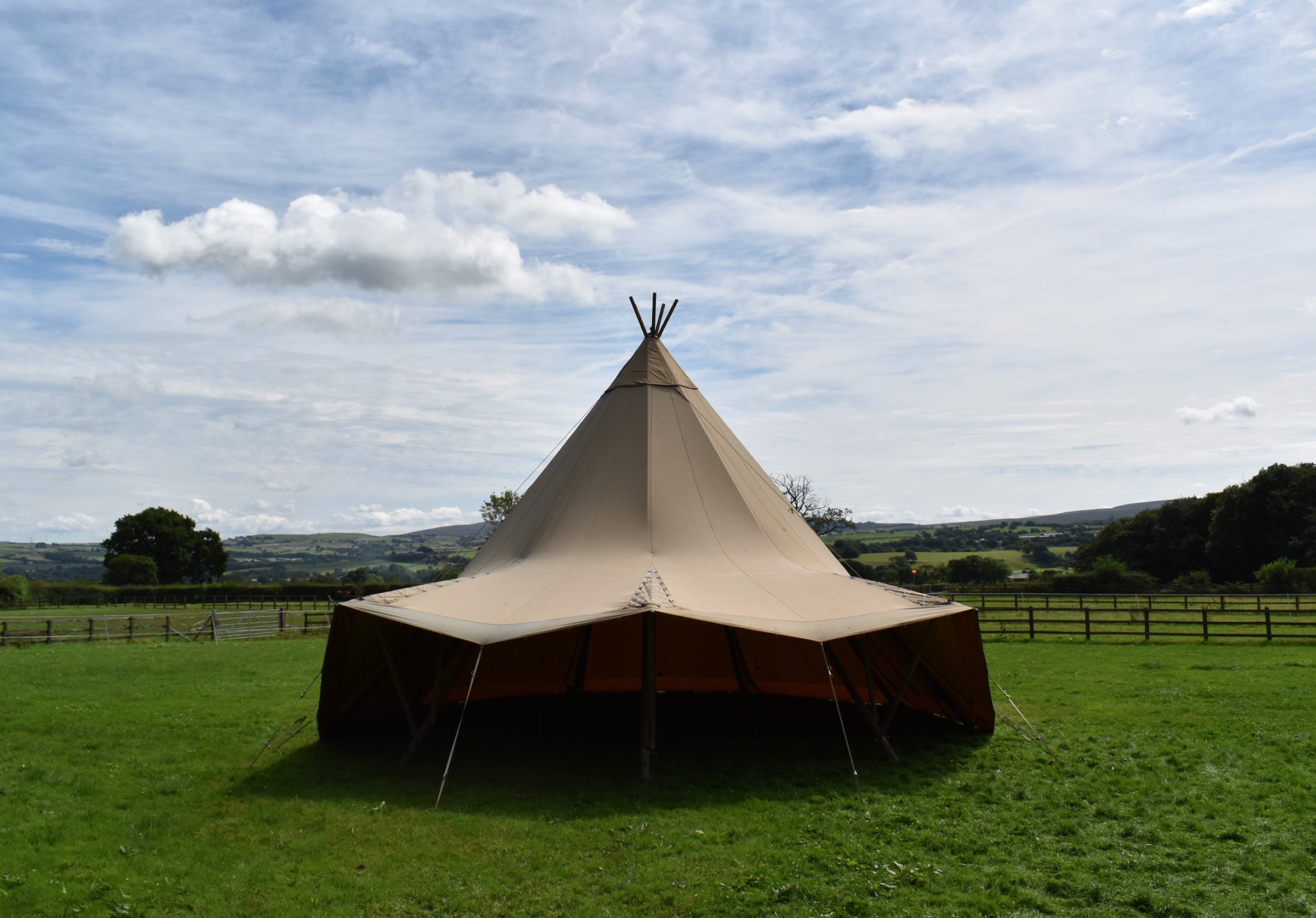 Location tente TIPI de réception à Lyon, Rhône (69) Rhône-Alpes-Auvergne